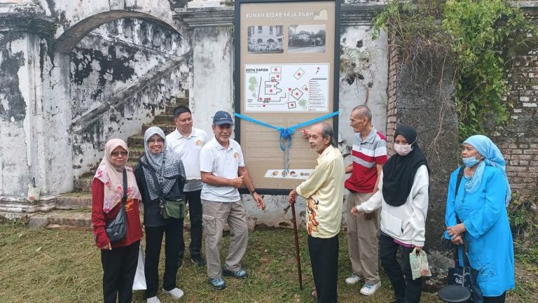 Papan Tanda Sejarah Rumah Besar Raja Bilah Dirasmikan