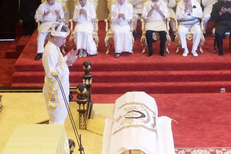 Pengisytiharan Raja Dr. Nazrin Shah Sebagai Sultan Perak-35 Pada 29 Mei ...